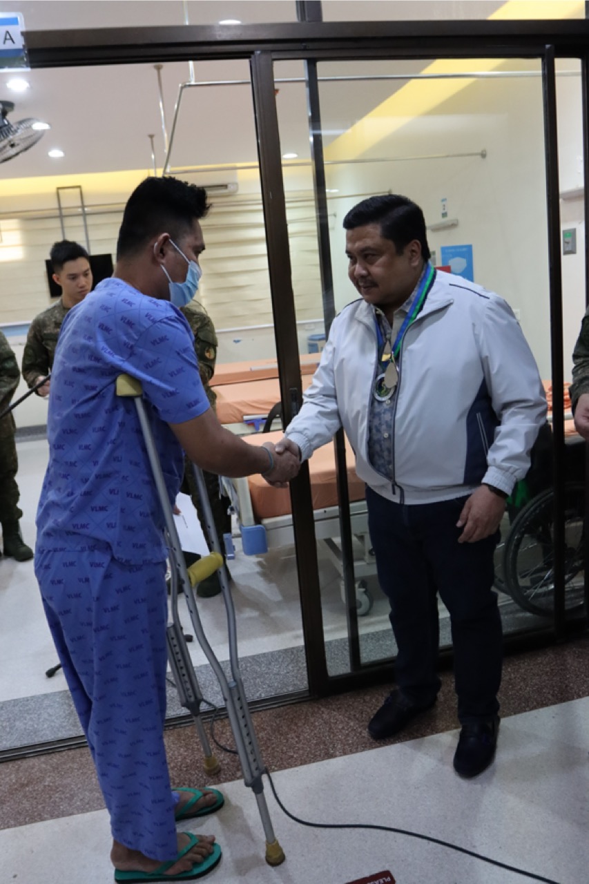 PHOTO RELEASE: Jinggoy honors combat-wounded soldiers during a visit to ...