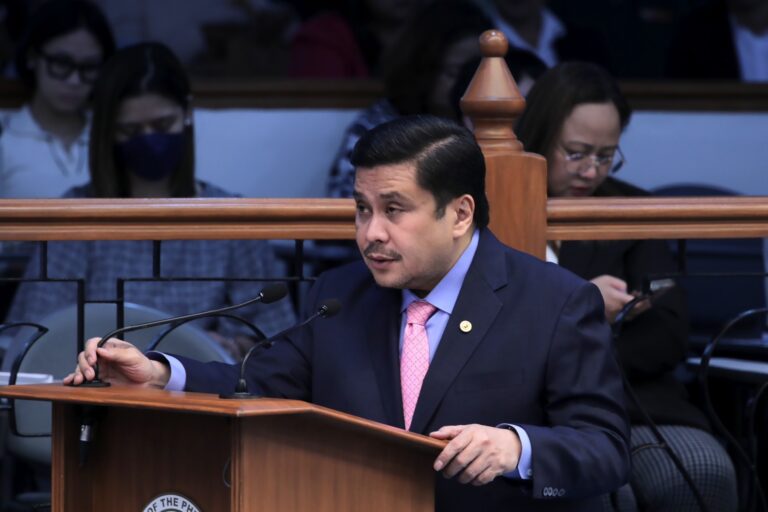 PHOTO RELEASE: Jinggoy commends Padel Pilipinas – Jinggoy Ejercito Estrada